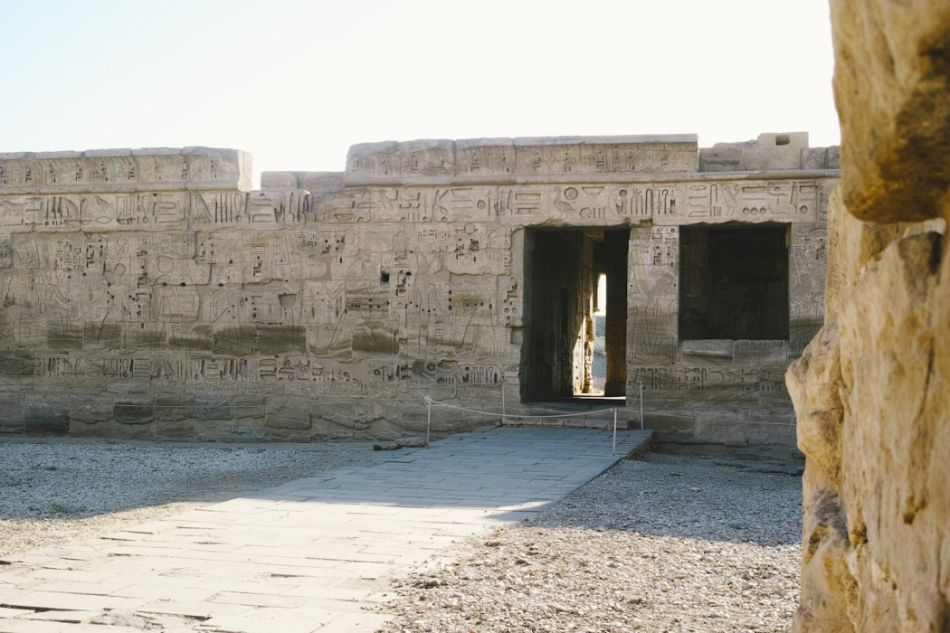 The place : Ramesses III temple, Medinet Habu, Egypt | The Voyageur